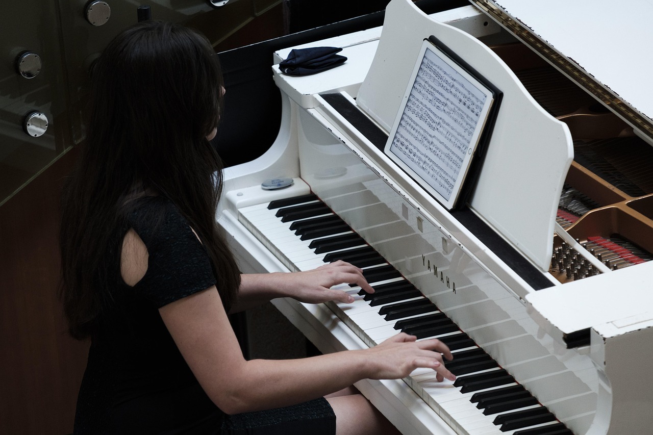 Learn to Play Piano Through Software